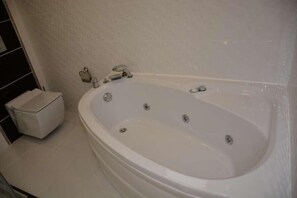 Vila, 2 quartos | Banheira de hidromassagem