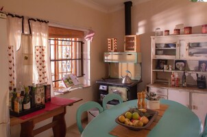 Villa Familiar, 4 quartos | Cozinha privada | Um frigorífico/congelador grande, um micro-ondas, um forno