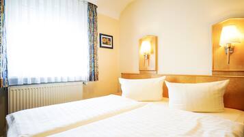 Frigobar, cofres nos quartos, escrivaninha, cortinas blackout