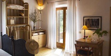 Quarto Duplo, 1 quarto, varanda, vista para o jardim (Casa Padronale) | Edredões de penas, secretária, Wi-fi grátis, roupa de cama fornecida 