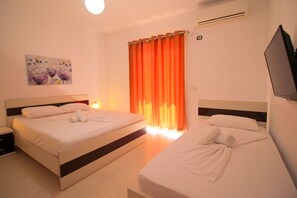 Quarto Quádruplo, vista para o mar | Com mobília individualizada, secretária, Wi-fi grátis 