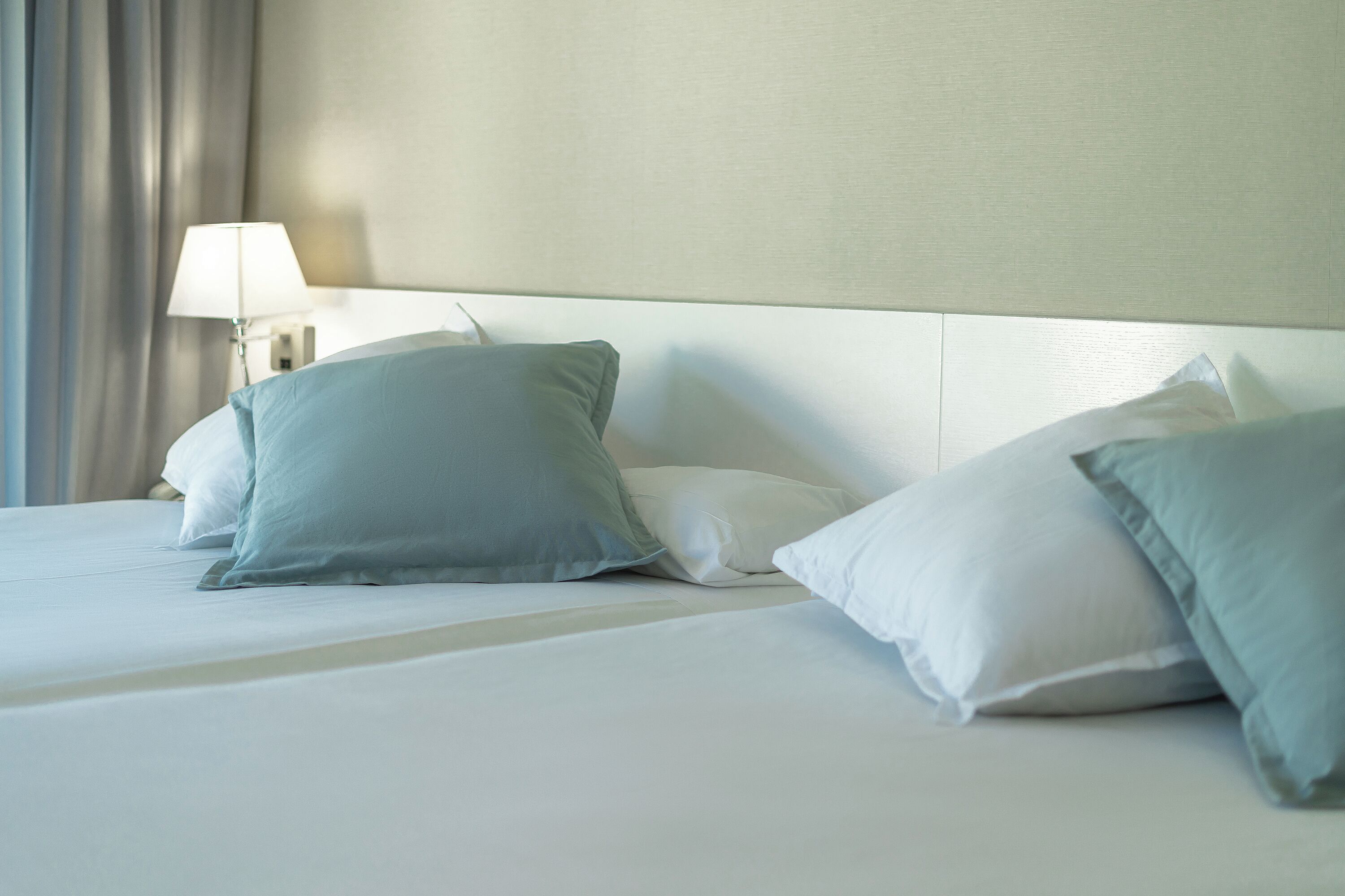 Frigobar, cofres nos quartos, escrivaninha, cortinas blackout