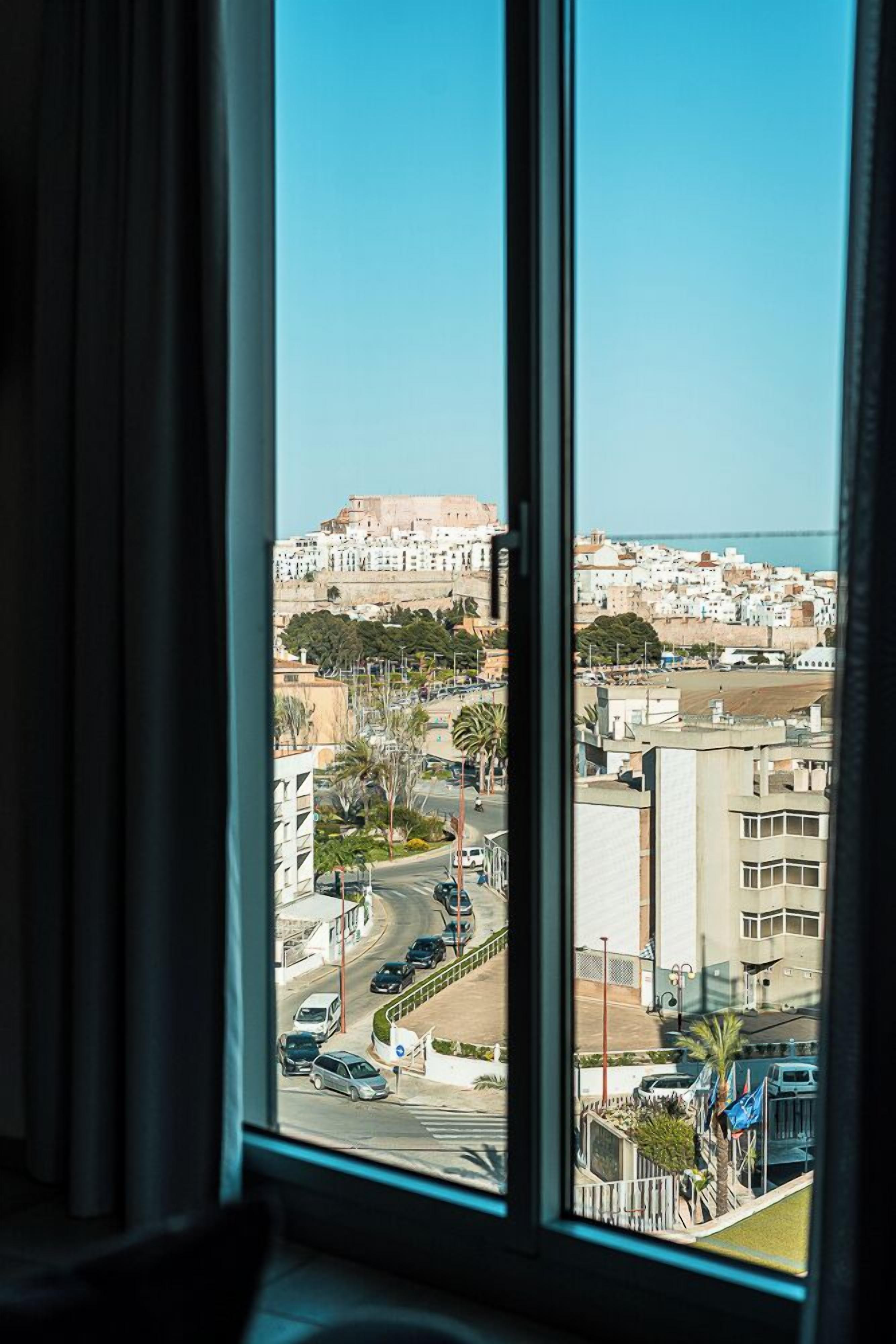 Frigobar, cofres nos quartos, escrivaninha, cortinas blackout