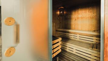 Uma sauna com bancos de madeira e design de parede ripa.