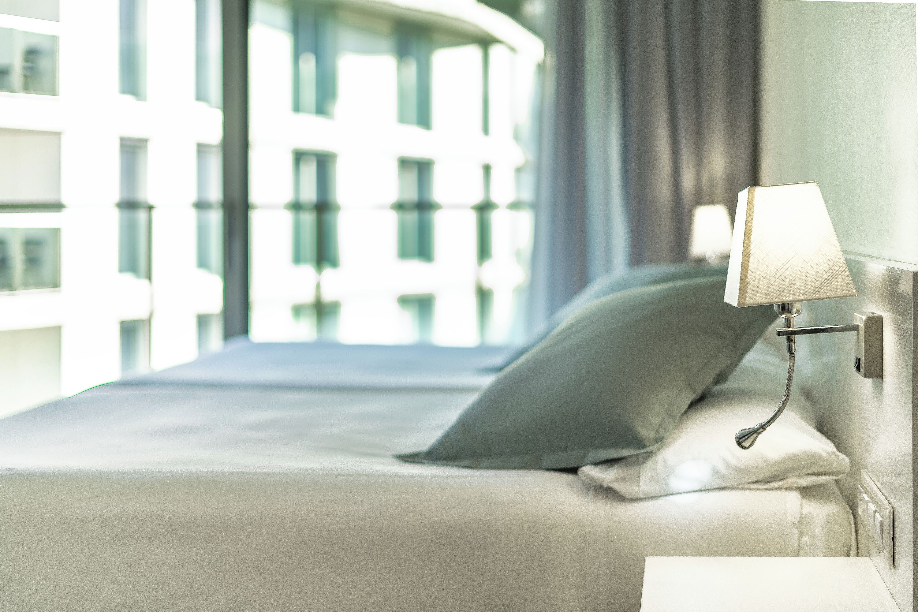 Frigobar, cofres nos quartos, escrivaninha, cortinas blackout