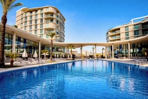 Piscina interna, piscina externa sazonal, espreguiçadeiras