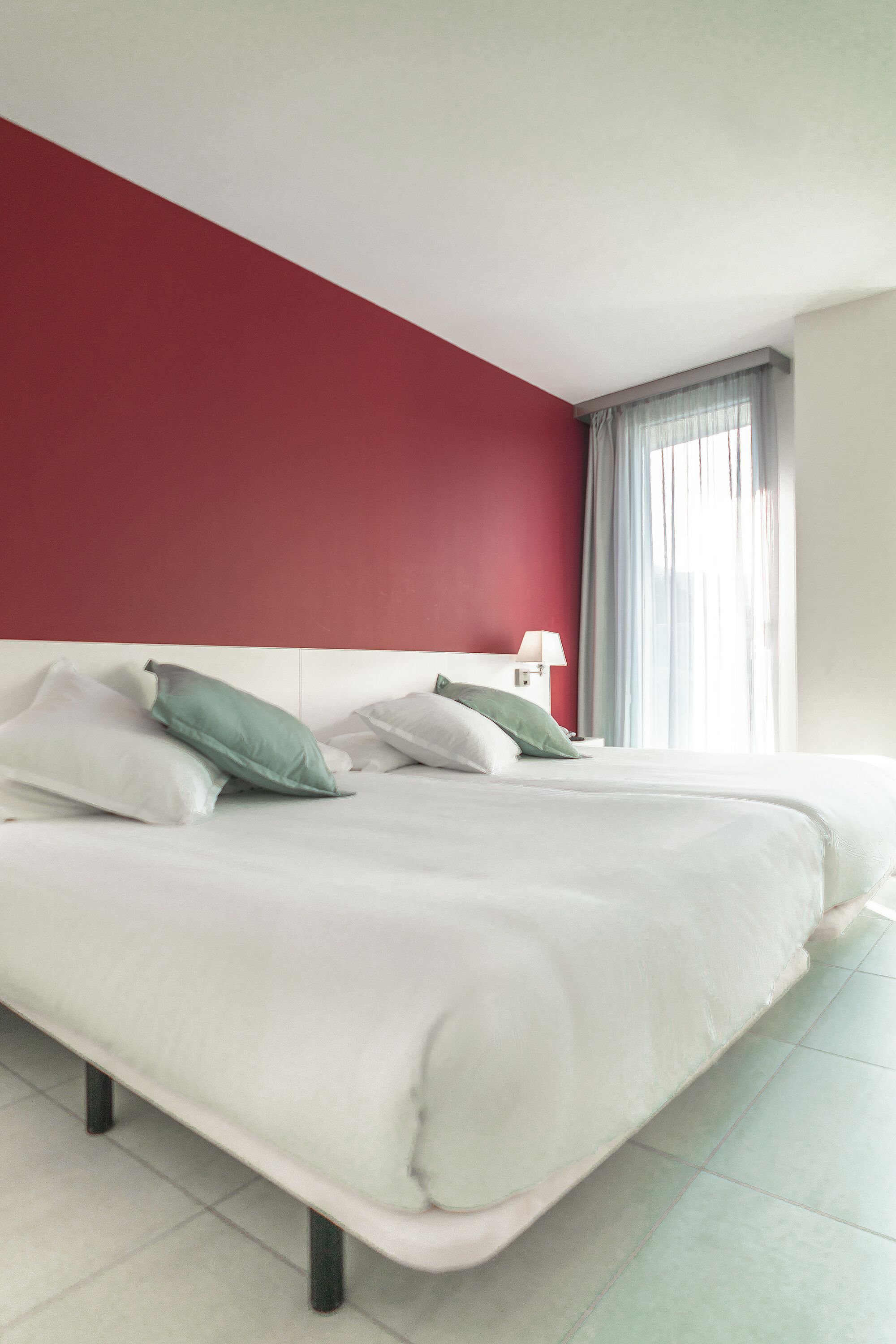 Frigobar, cofres nos quartos, escrivaninha, cortinas blackout