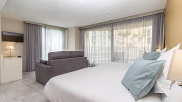 1 quarto, cofre no quarto, secretária, berços/camas para crianças