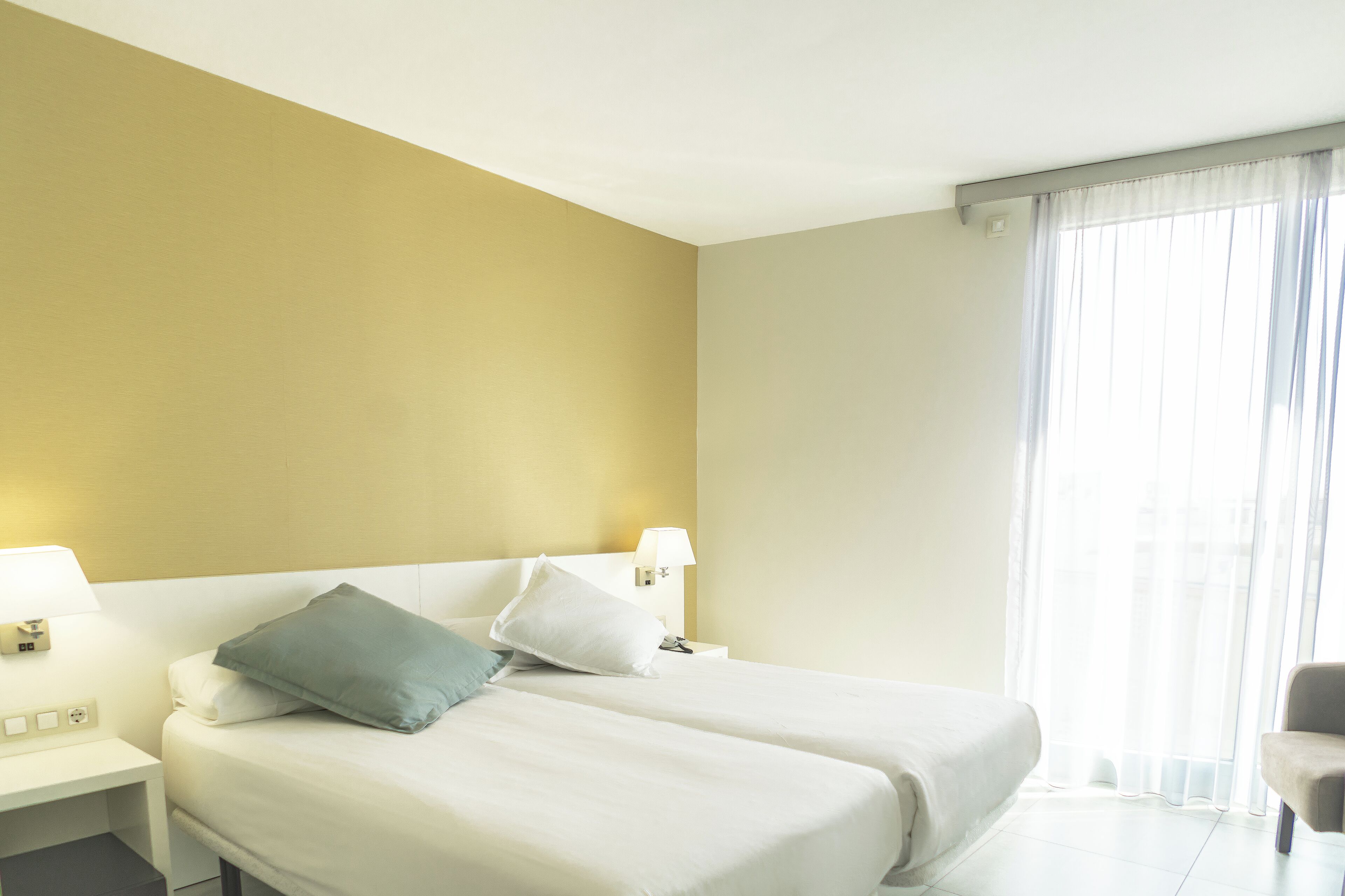 Frigobar, cofres nos quartos, escrivaninha, cortinas blackout