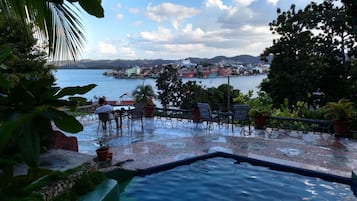 Piscina externa, espreguiçadeiras