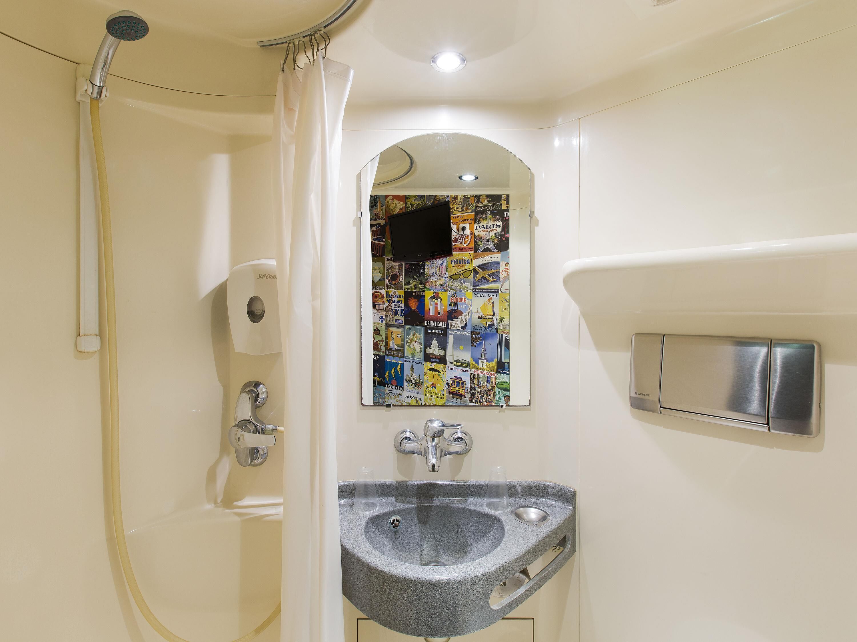 Secretária, ferro/tábua de engomar, Wi-fi grátis 