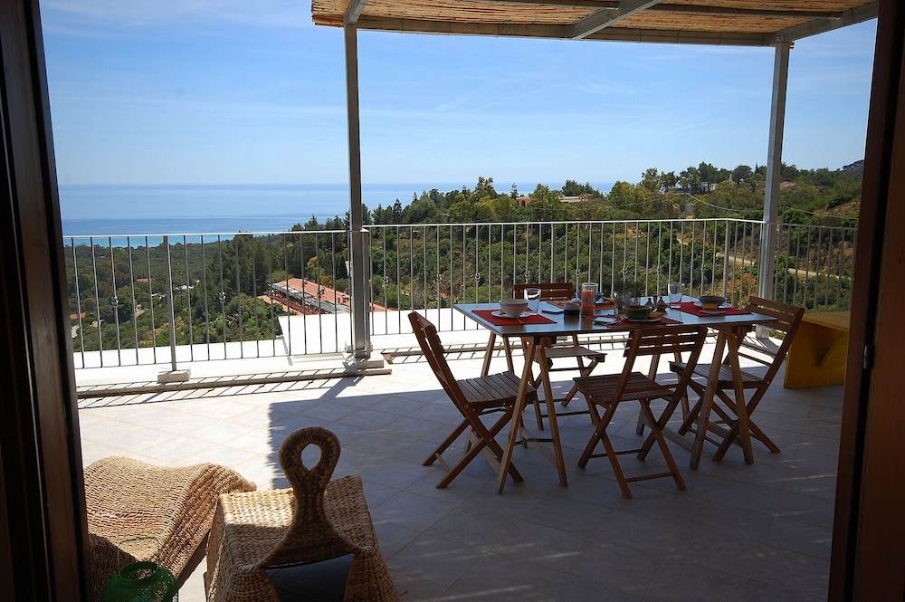 Villa Neuve, Grande Terrasse Avec Vue Sur La Mer. Entre L'art. Margherita Et Chia. - Sardaigne