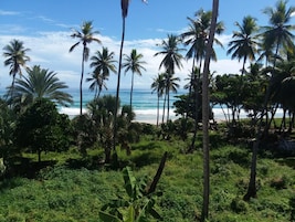 Na praia, areia branca