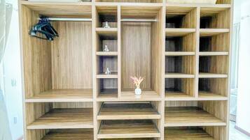 Suite de Luxo, banheira | Minibar, secretária, cortinas/cortinados opacos, ferro/tábua de engomar