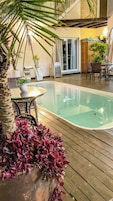 Piscina externa, funciona das 10h às 22h, guarda-sóis, espreguiçadeiras