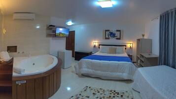 Quarto Deluxe, banheira | Minibar, secretária, cortinas/cortinados opacos, ferro/tábua de engomar