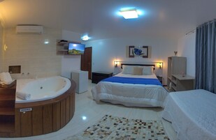 Quarto luxo, banheira | Frigobar, escrivaninha, cortinas blackout, ferros/tábuas de passar roupa