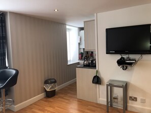 TV de tela plana, console de videogame, DVD player