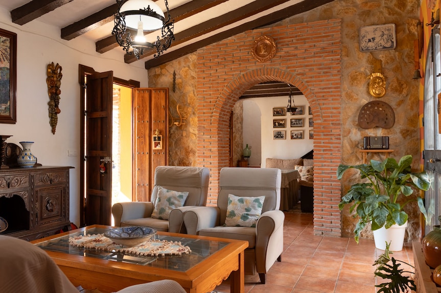 Casa Cituada En Un Entorno De Vegetación, Muy Comunicada Con Su Entorno -