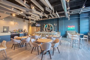 4 restaurantes, que servem almoços, jantares, também cozinha italiana 