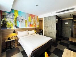 Quarto superior, 1 cama Queen | Cofres nos quartos, escrivaninha, quartos à prova de som