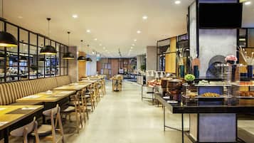 Almoços e jantares servidos, com vista para a piscina