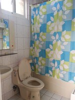 Quarto Duplo Gallery, 1 cama king-size, não fumadores | Casa de banho | Artigos de higiene pessoal grátis, um secador de cabelo, chinelos 