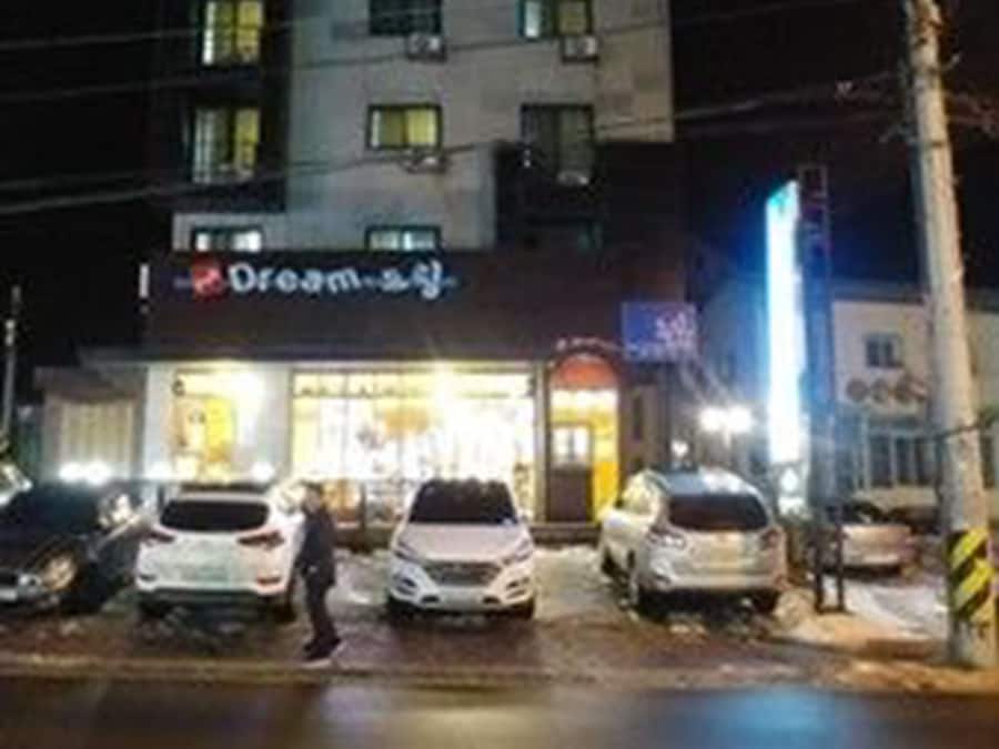 Fachada do alojamento (tarde/noite)