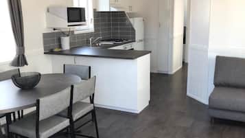 Um frigorífico, um micro-ondas, um forno, uma placa de cozinha