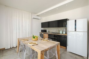 Apartamento de Luxo, 3 quartos, vista para o oceano (Moja) | Cozinha privada | Um frigorífico/congelador grande, um micro-ondas, um forno 