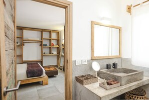 Apartamento de Luxo, 3 quartos, vista para o oceano (Moja) | Casa de banho | Um polibã, um chuveiro fixo, artigos de higiene pessoal grátis 