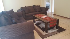 Apartamento família | Área de estar | TV LCD 32 polegadas com canais via satélite, TV