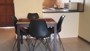 Apartamento família | Opções para refeição no quarto