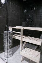 Chuveiro, produtos de toalete grátis, secador de cabelo 