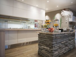 Café da manhã com buffet todos os dias (EUR 11 por pessoa) 