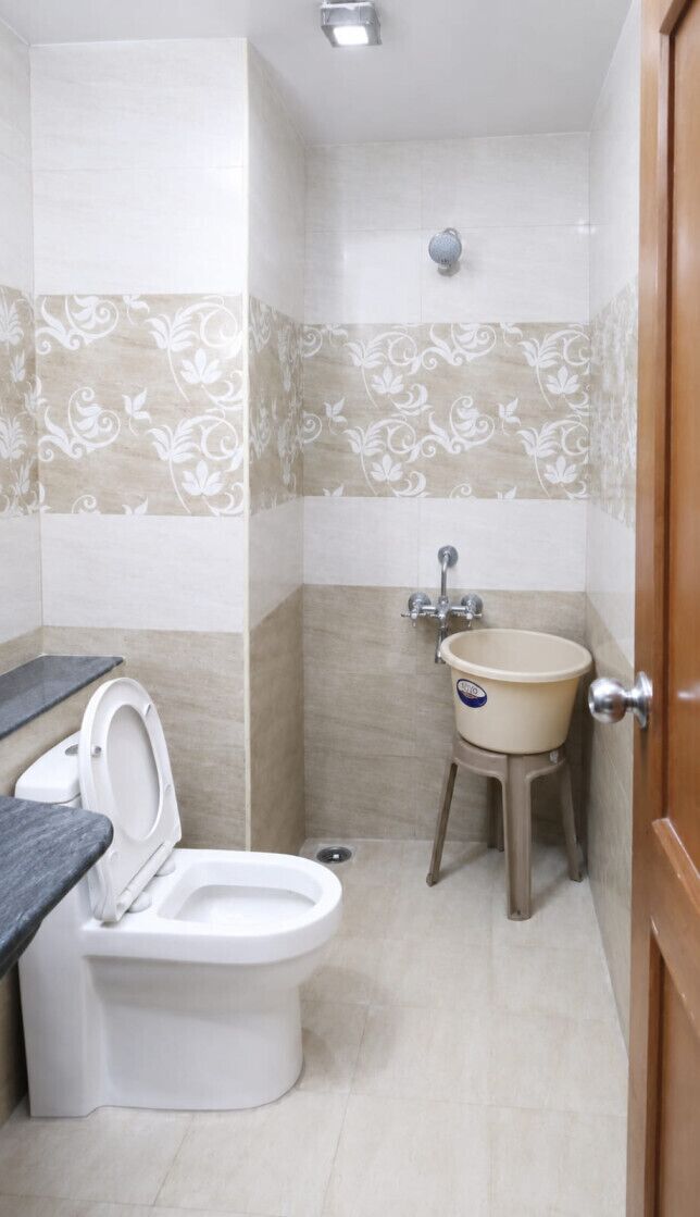 Quarto Duplo Deluxe, acessível, Vista para a cidade | Casa de banho | Um polibã, um chuveiro fixo, artigos de higiene pessoal grátis 