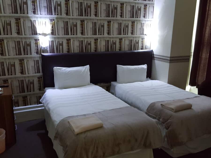 Quarto Twin, casa de banho anexa | Quartos insonorizados, Wi-fi grátis, roupa de cama fornecida