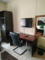 Quarto Duplo Básico, 1 cama de casal | Comodidade do quarto