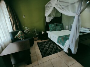 Quarto casal básico, várias camas | Roupas de cama premium, cofres nos quartos, escrivaninha