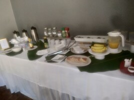 Pequenos-almoços servidos, cozinha local e internacional 