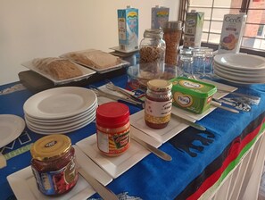 Café da manhã com buffet grátis todos os dias