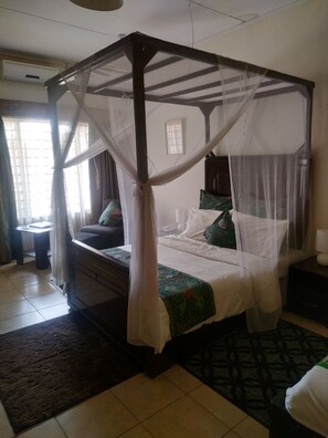 Quarto casal básico, 1 cama de casal | Roupas de cama premium, cofres nos quartos, escrivaninha