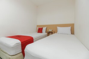 Quarto econômico | Escrivaninha, Wi-Fi de cortesia, roupa de cama