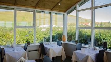 Pequenos-almoços e jantares servidos, incluindo cozinha local