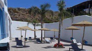 Terraço com espreguiçadeiras