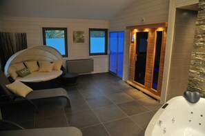 Casa conforto, vários quartos | Área de estar | TV