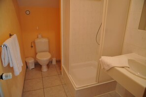 Apartamento Comfort, 3 quartos | Casa de banho | Um polibã