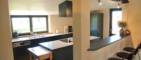 Casa conforto, 6 quartos | Cozinha privada | Geladeira, micro-ondas, fogão, cooktop