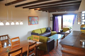 Casa Comfort, 5 quartos | Sala de estar | TV de ecrã plano, lareira 
