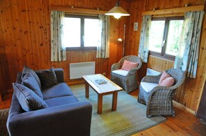 Chalé Comfort, 2 quartos | Sala de estar | TV de ecrã plano, lareira 